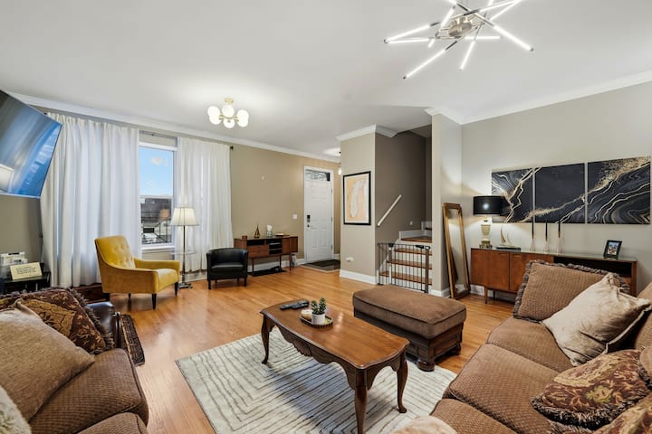 Spacious 3br Home By United Center With Deck &Yard - Chicago, IL
