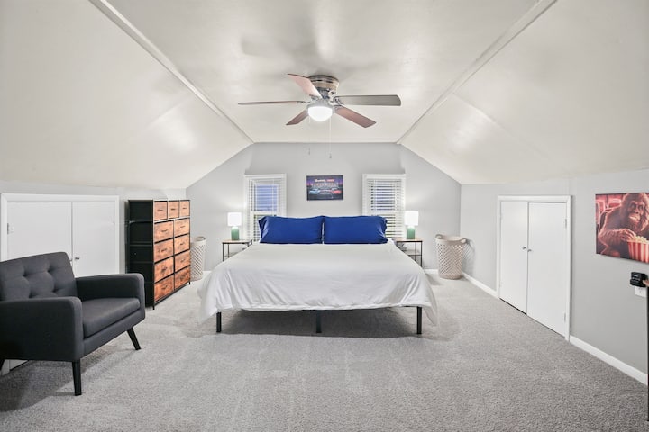 New! - Near Downtown - King Sized Bed! - Bloomington, IL