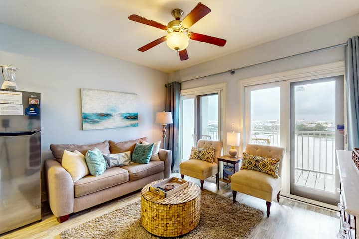 Pretty Studio 5th-floor | Balcony | Pool - Laguna Beach, FL