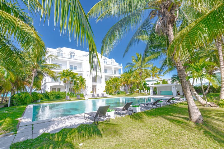 Pool & Beach At Luxury Love Beach Condo 3br - Nassau