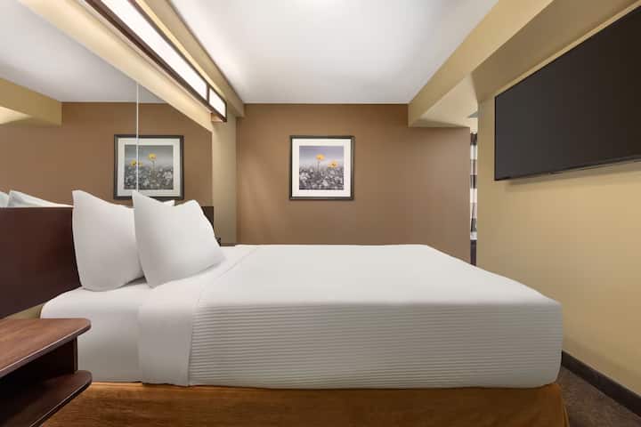 Microtel Weyburn | 1br Suite+sofa Bed  | Heritage - Weyburn