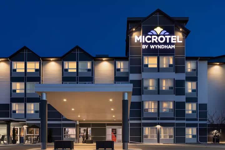 2 Queen Business| Microtel Weyburn| Free Parking - Weyburn