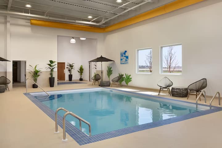 Microtel Weyburn | 2 Queen | Pool Access - Saskatchewan