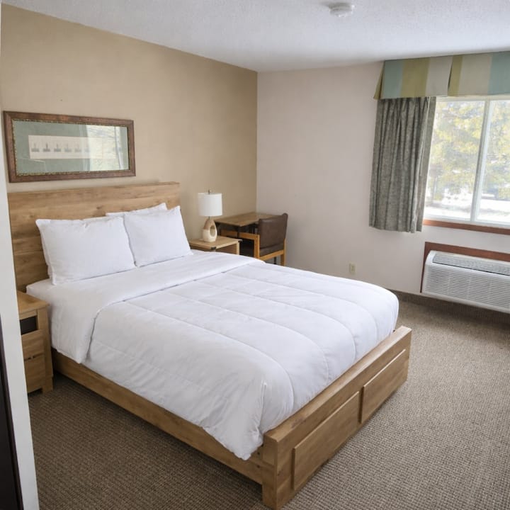 Nisswa Hotel & Suites|margaret Lake Single Queen - Nisswa, MN