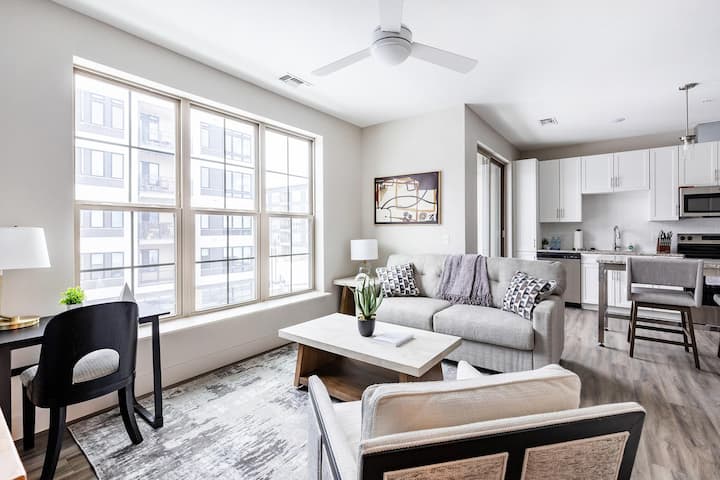 Landing | Stylish 1bd, Clubhouse, Gym - Cleveland