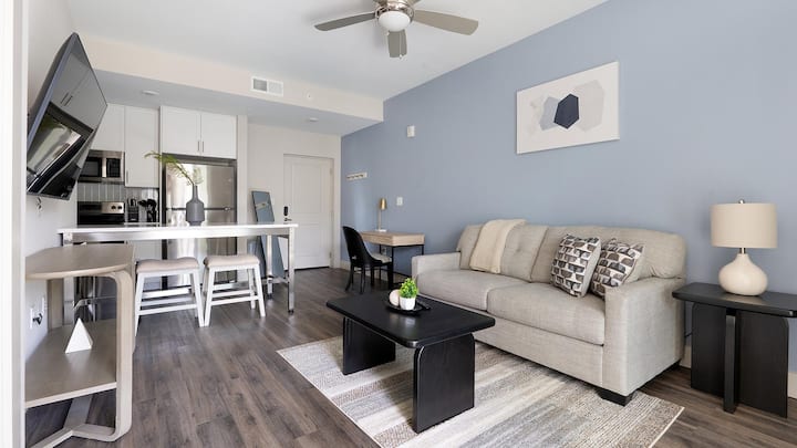 Landing | Chic 1bd, Gym - Fort Myers