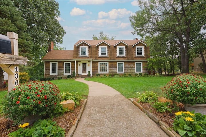 Clean, Quiet, Home For Families & Friends - Shawnee, KS