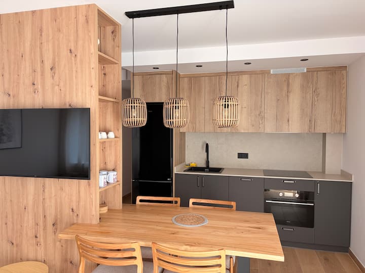 Amplio, Habitaciones Con Terrazas, Parking. - Benasque