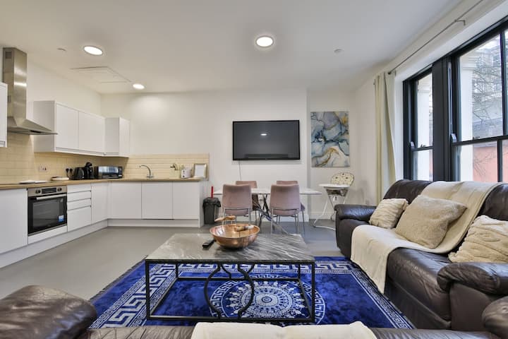 The Stuart Collection – Three-bedroom Apartment - Cardiff