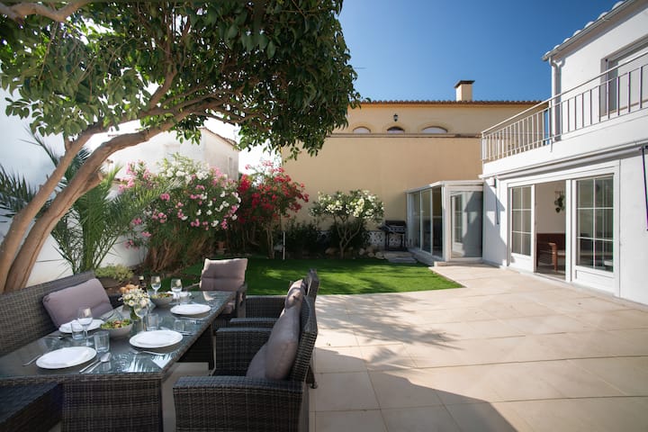 House W/ Private Garden + Bbq | Sleeps 6 - Empuriabrava