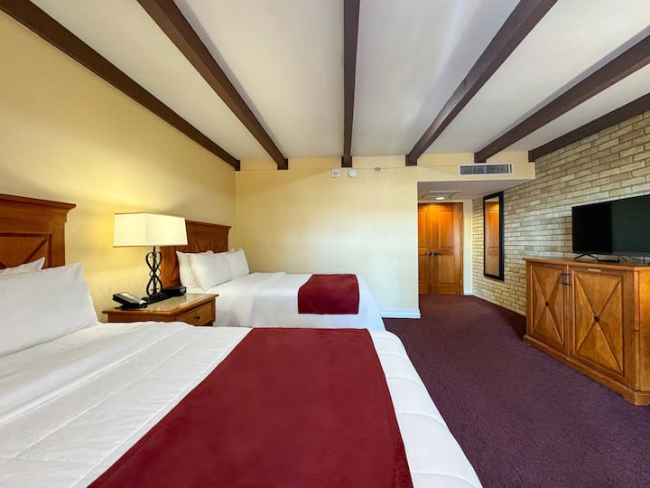 Pet Friendly 4 Laredo Retreat Stay W/ Ev Charging - Laredo, TX