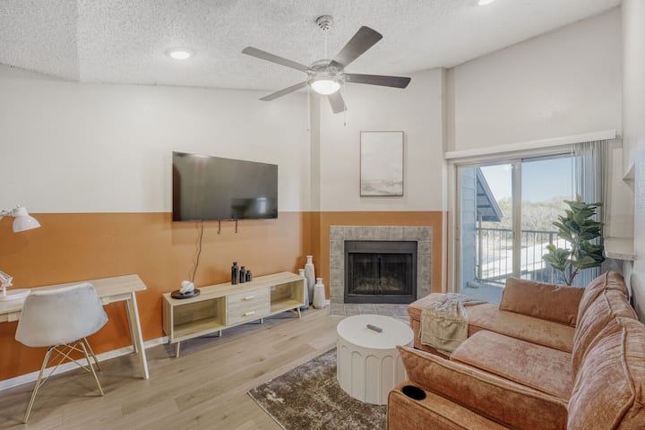 Modern City Getaway 2b | Sleeps 6 | Pool, Prkg - Austin Zoo, Austin