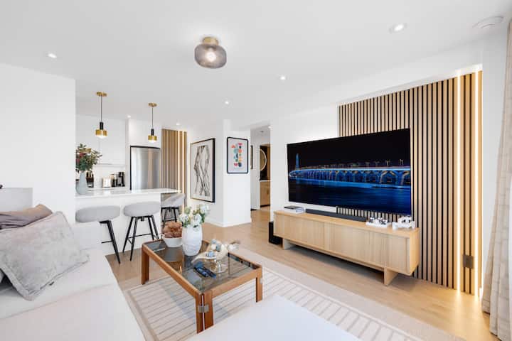 Montréal Concept Suite | 1br | King Bed & Parking. - Montreal