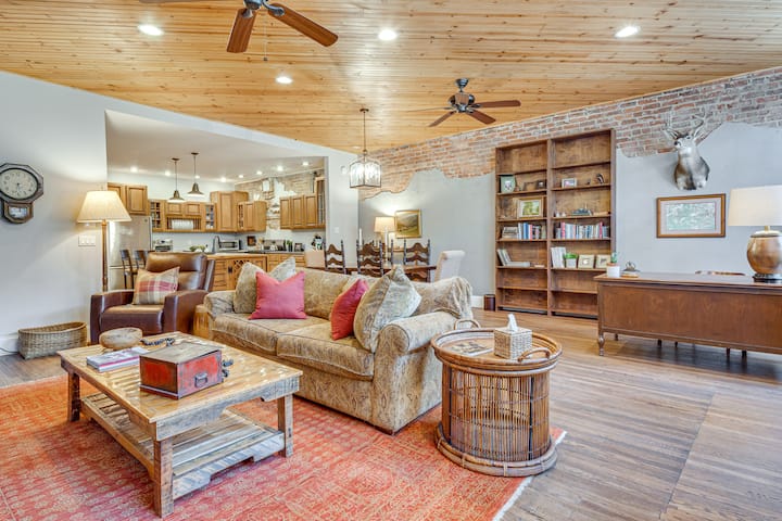 Private Hot Tub, Steps To Main St: Saluda Retreat - Saluda, NC