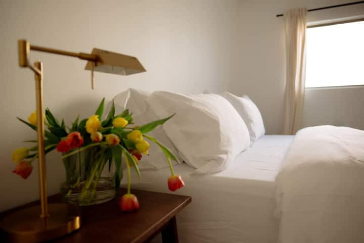 2 Bed 1 Bath Apt In Hollywood With Parking - Hollywood, CA