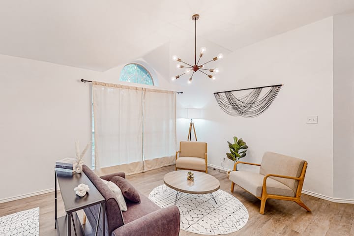 3br Dog-friendly Home With Yard, Fireplace, & Ac - Buda, TX