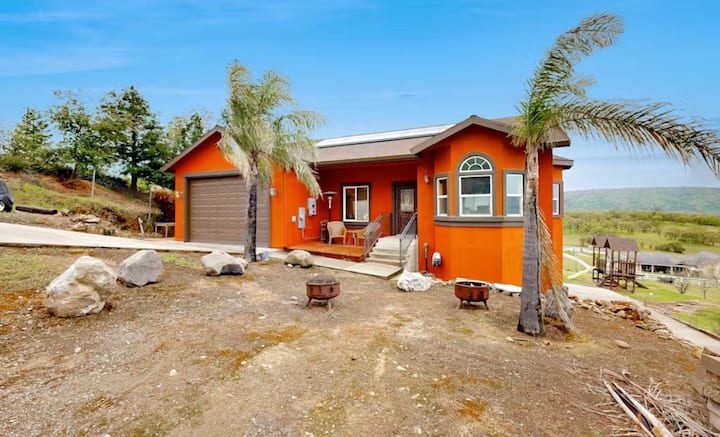 Modern Mountain Home W/ Hot Tub & Scenic Views - Copperopolis, CA