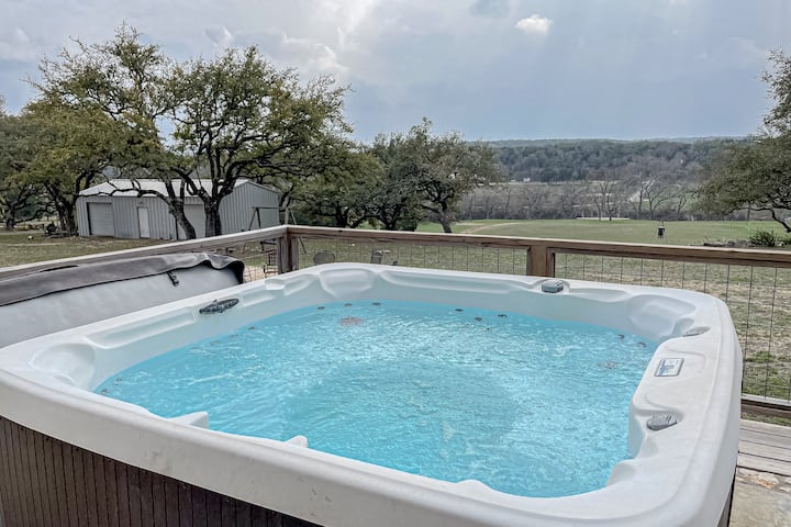 4br Stunning Property With Game Room & Hot Tub - Canyon Lake, TX