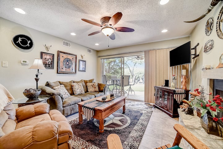 1br Dog-friendly Condo With Water Views And Pool - Canyon Lake, TX