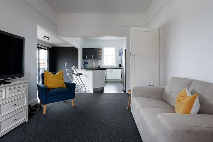 Bright Hillside Home In South Launceston - Launceston