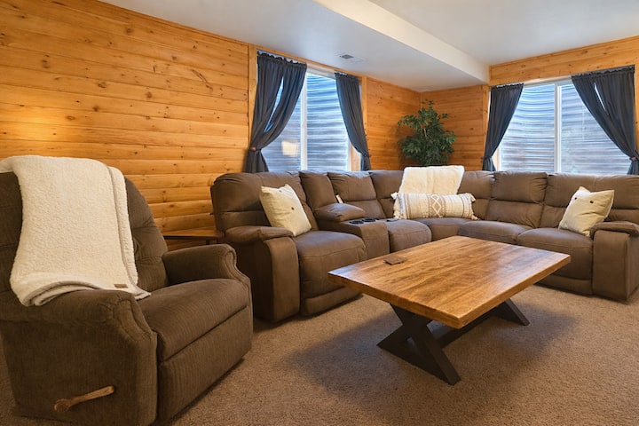 Cabin-style Group Retreat Near Rmnp, Lakes & Golf - Loveland, CO