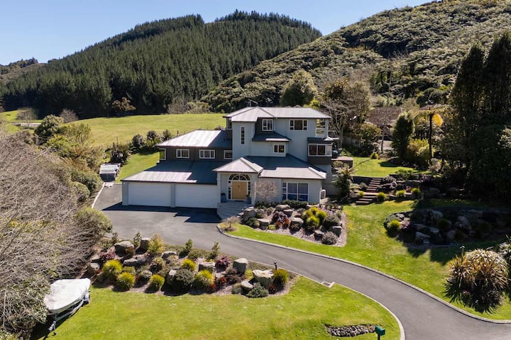 Green Haven Lake House | Lake Views With Spa Pool! - Rotorua