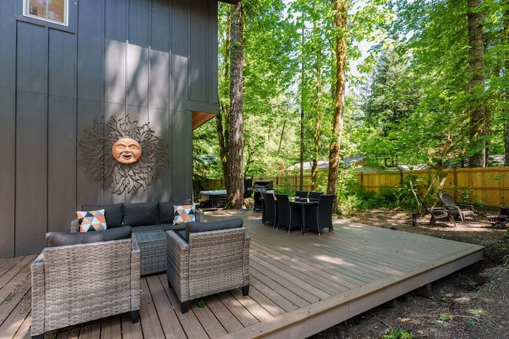 Duo Retreat: 2 Hot Tubs & Creekside Deck! - Oregon