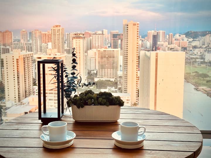 Newly Renovated, 39fl Chic Studio W/ Ocean Views - Honolulu, HI