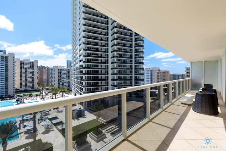 Beachfront  Luxury Resort | Views & Pools - Hallandale Beach, FL