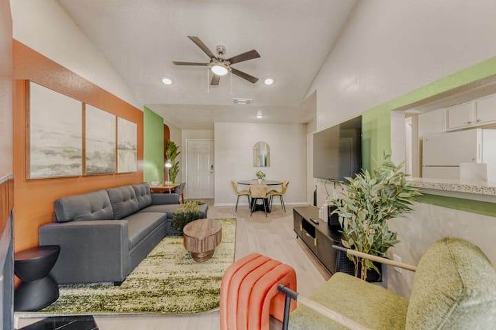 Serene King Suite Getaway | Sleeps 4 | Pool, Pkg - Austin Zoo, Austin