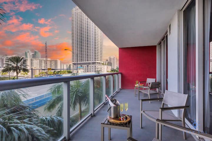 Florida Views | Chic Apt | Pool & Balcony - Hollywood, FL
