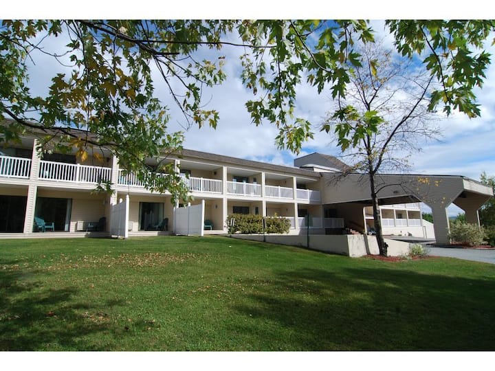 Cedar Lodge Room 2 Queen Beds & Private Balcony - Lake Winnipesaukee, NH