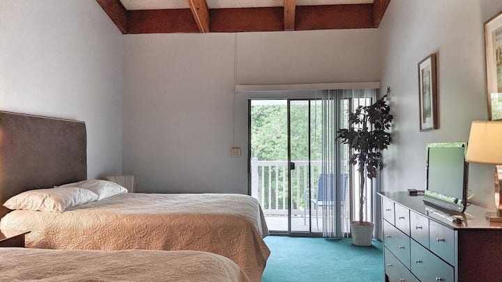 Cedar Lodge Room 2 Queen Beds & Private Balcony - Laconia, NH