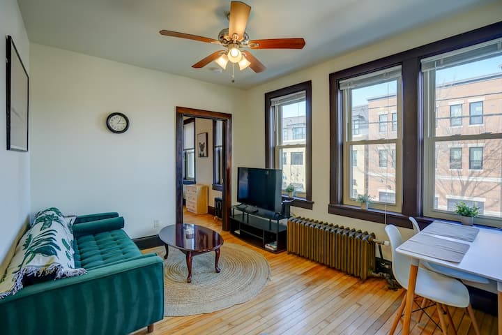Willy St. Apartment: Prime Location W/ Laundry - Madison, WI