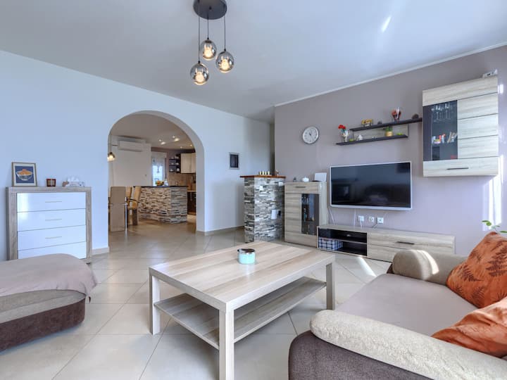 L&v By Interhome - Pula