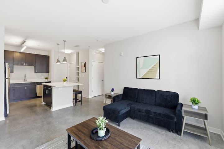 Cozysuites | 2br/2ba Monument Circle With Parking - Irvington Historic District, IN