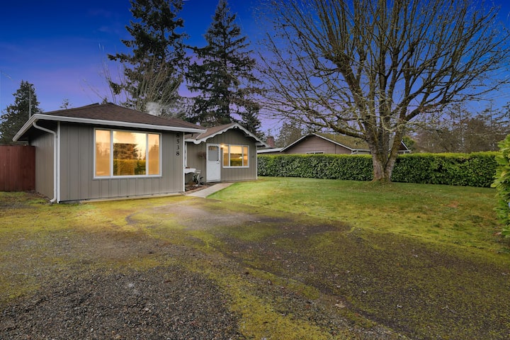 New! Hoops & Hygge Private Sport Court Retreat - Steilacoom, WA