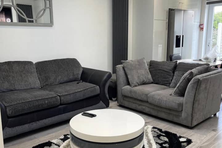 4 Bed - Sleeps 8 With Free Parking - Romford