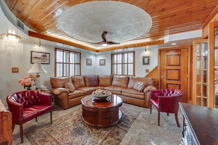 Walk To Park: Family Home In Monroeville! - Plum, PA