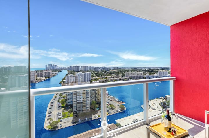 Elegant Coastal Studio | Pool & Balcony - Hallandale Beach, FL