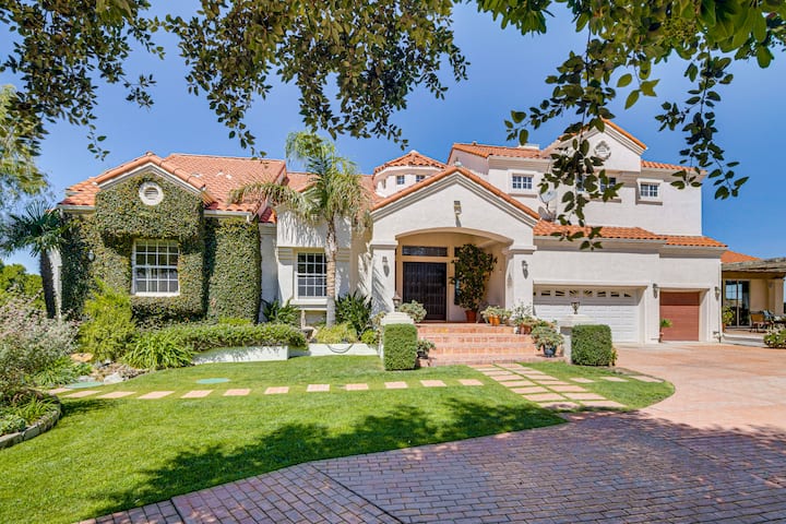 Private Grounds W/ Mtn Views: Luxury Topanga Villa - Topanga, CA