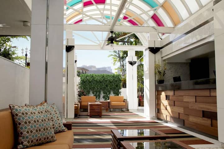 Explore Waikiki | 3 Spacious Rooms | Pool | Bfast - Honolulu, HI