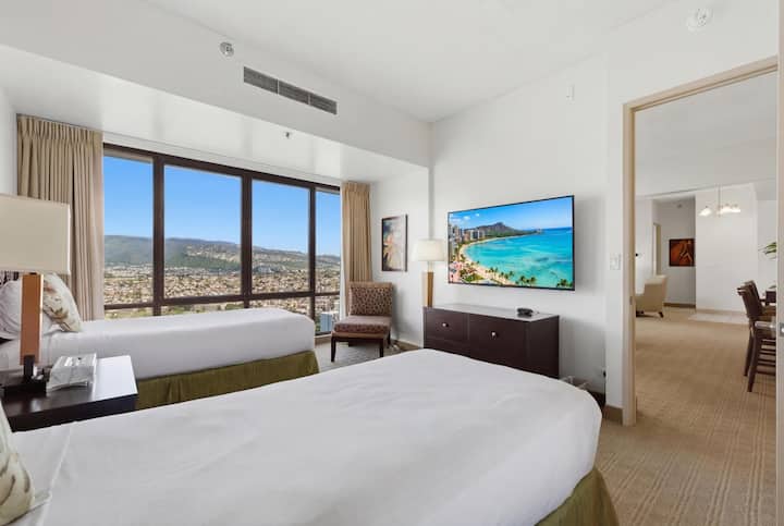 Sunset In The Sky | 38th-floor Waikiki Penthouse - O‘ahu, HI