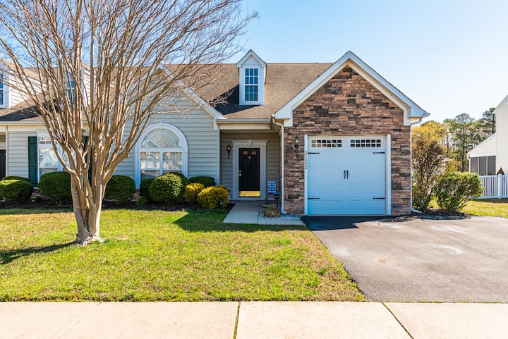 3 Bed, 2.5 Bath Home Free Community Pool - Fenwick Island, DE