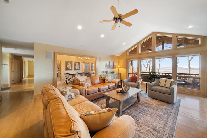 Ski Mtn Lodge Sleeps 25: Views, Hot Tub & Game Rm - Blowing Rock, NC
