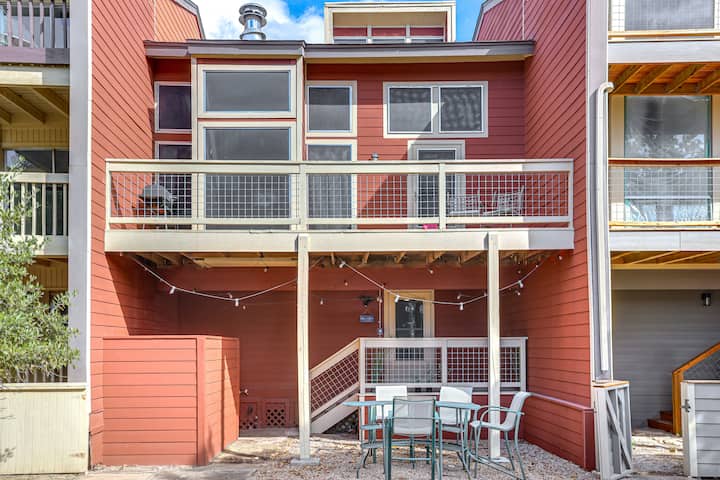 Golf, Boat, Swim! Point Venture Retreat W/ Deck - Lakeway, TX