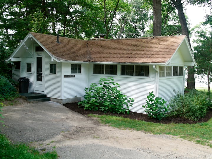 Dollhouse Historic Cottage - Brighton, MI