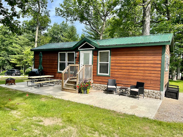 Isle Royale Chalet Cottage - Brighton, MI