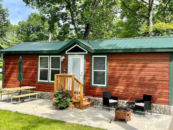 Yellowstone Chalet Cottage - Brighton, MI