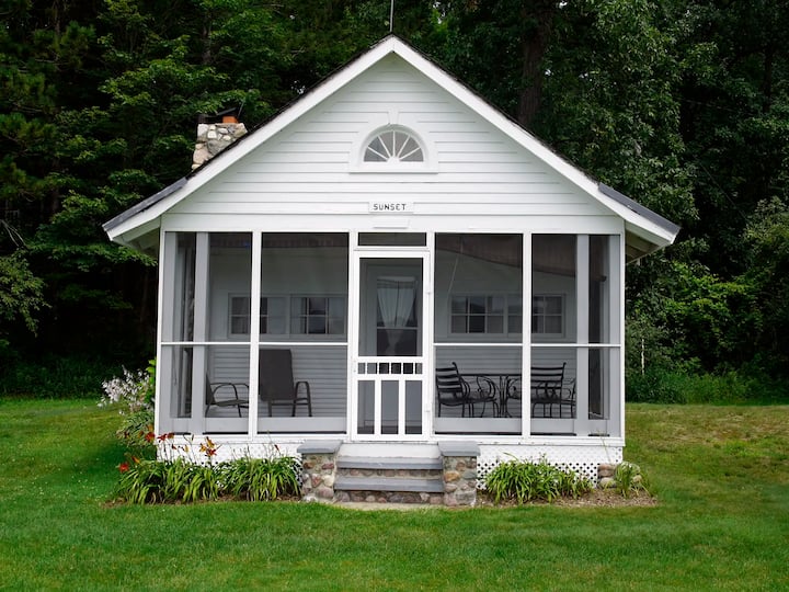 Sunset Historic Cottage (May-oct) - Brighton, MI